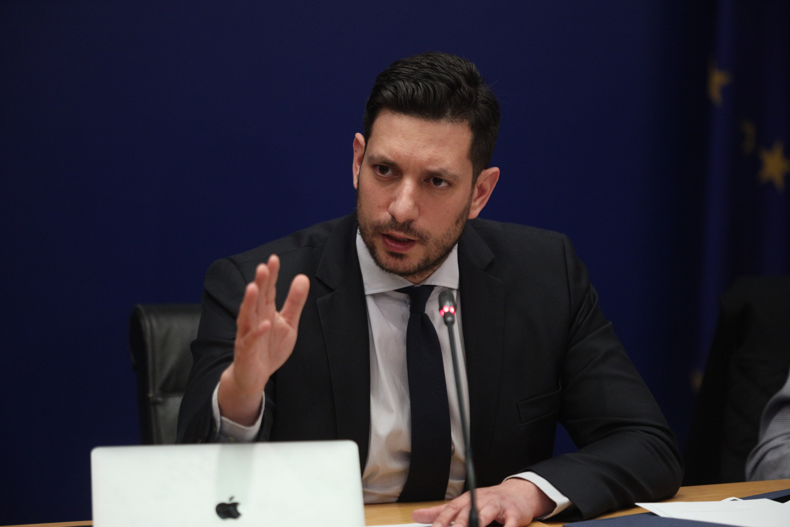 Οικονόμου κατά Κυρανάκη για τα ταξί - Dnews