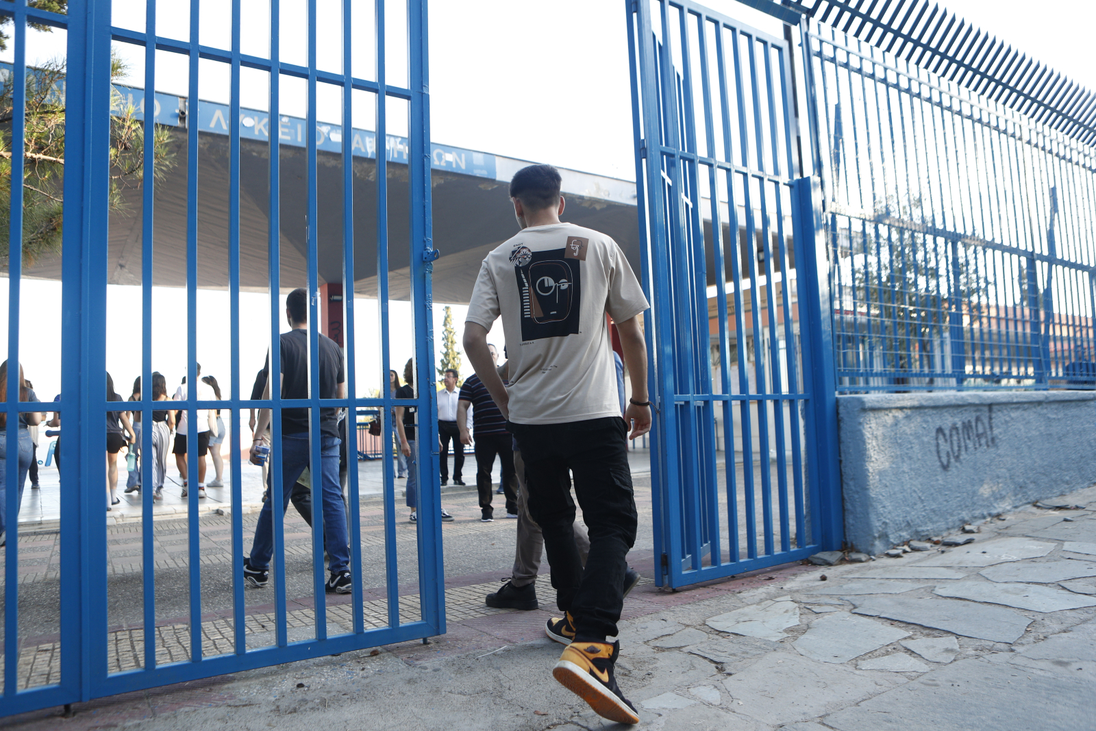Αττική: 15χρονοι πέταξαν κροτίδες σε σχολείο και τραυμάτισαν 14χρονη ...