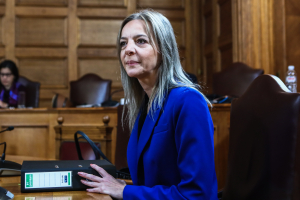 Η Πόπη Σεμερτζίδου στα χρώματα της ΝΔ - Τα βίντεο και όλοι οι διάλογοι ...