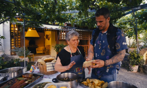 «Akis’ Food Tour» με τον Άκη Πετρετζίκη – Πρεμιέρα 18 Οκτωβρίου στις 20 ...
