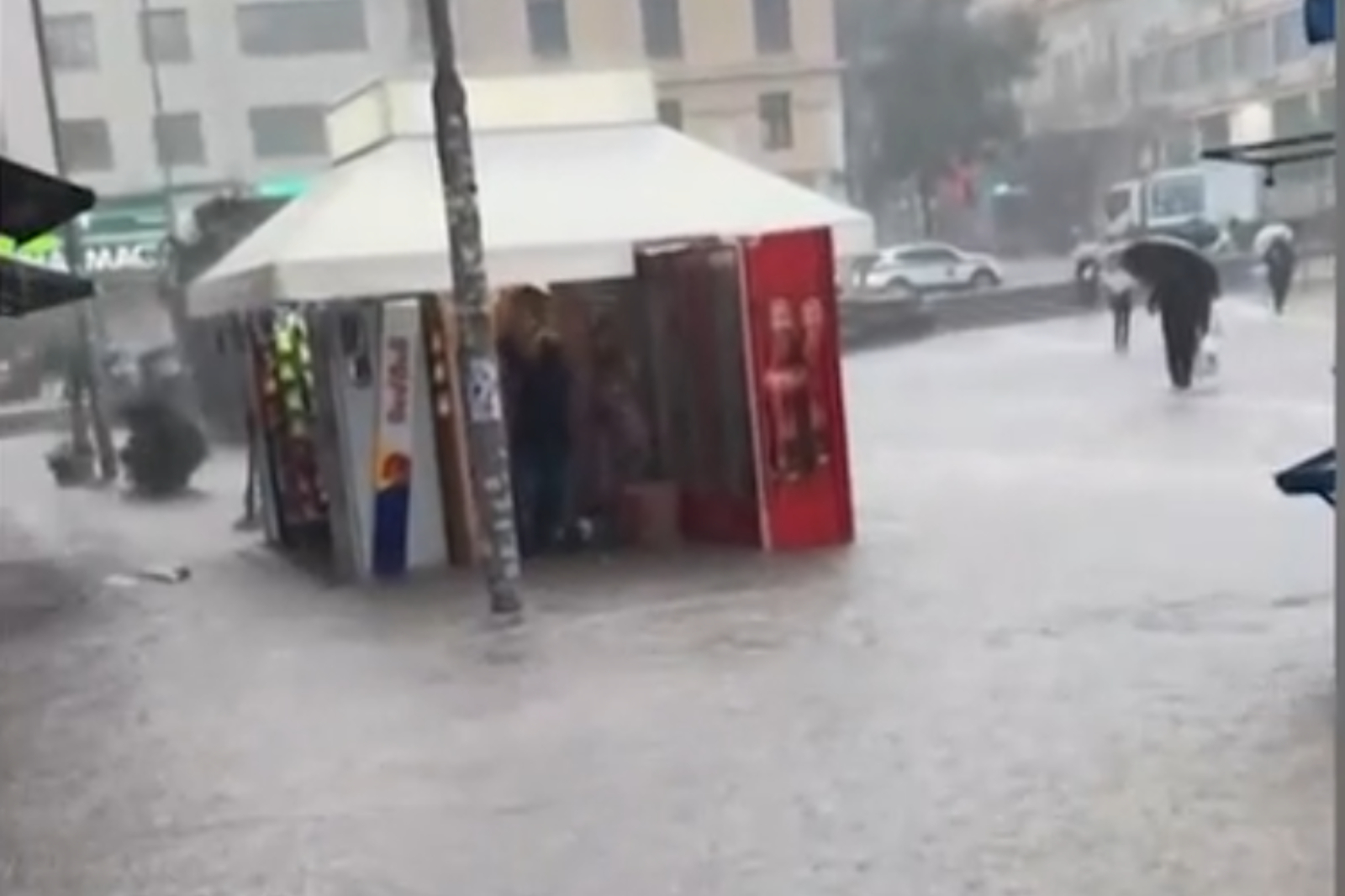 Πλημμύρισε από τη βροχή η πλατεία στο Μοναστηράκι, ποτάμια οι δρόμοι σε ...