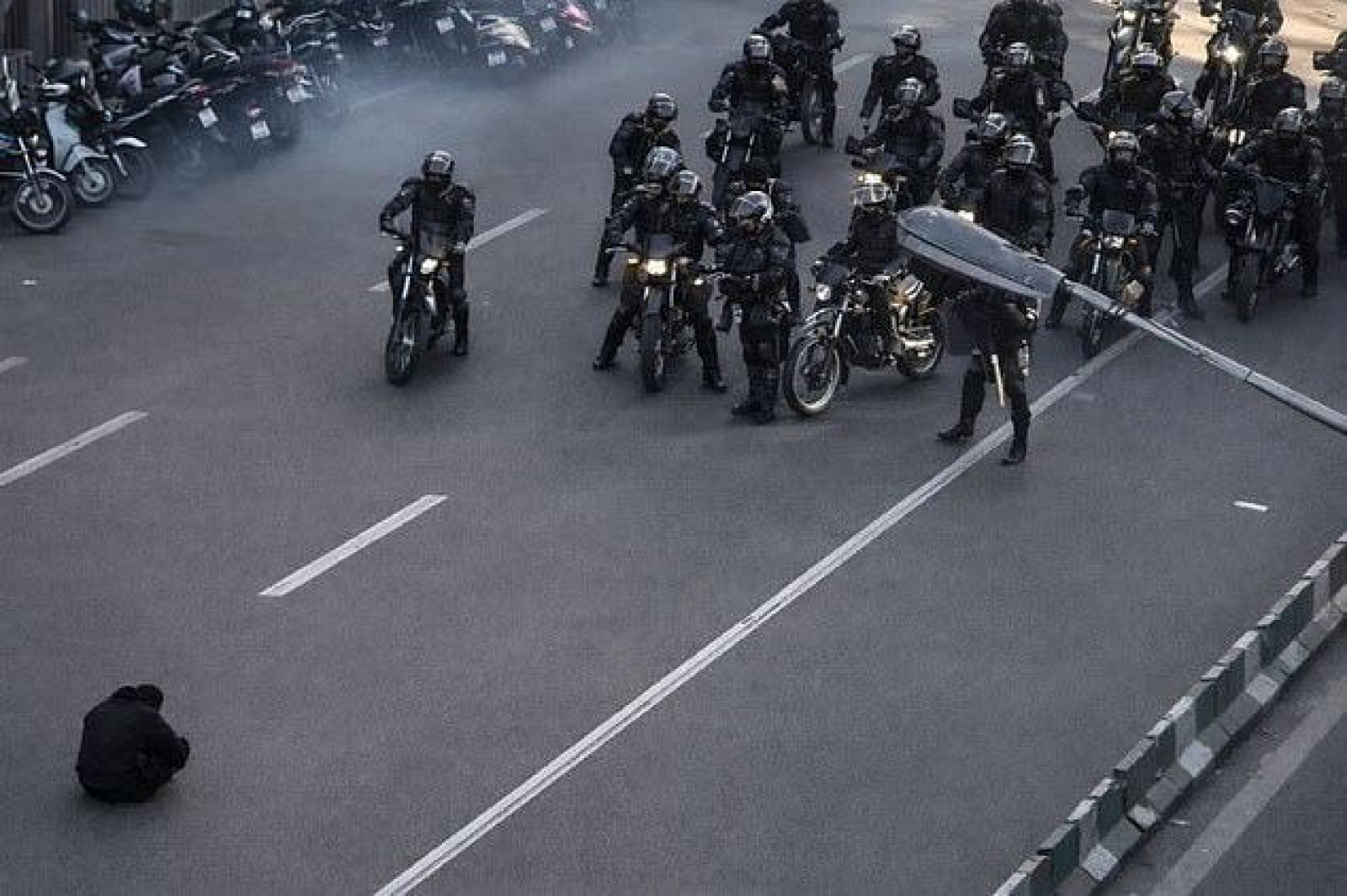 Χιλιάδες αντικαθεστωτικοί στους δρόμους του Ιράν: Viral ο μοναχικός ...